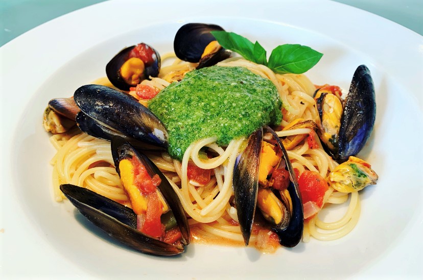 Spaghetti with Mussels, Tomato Sauce & Pesto - Best Recipes UK