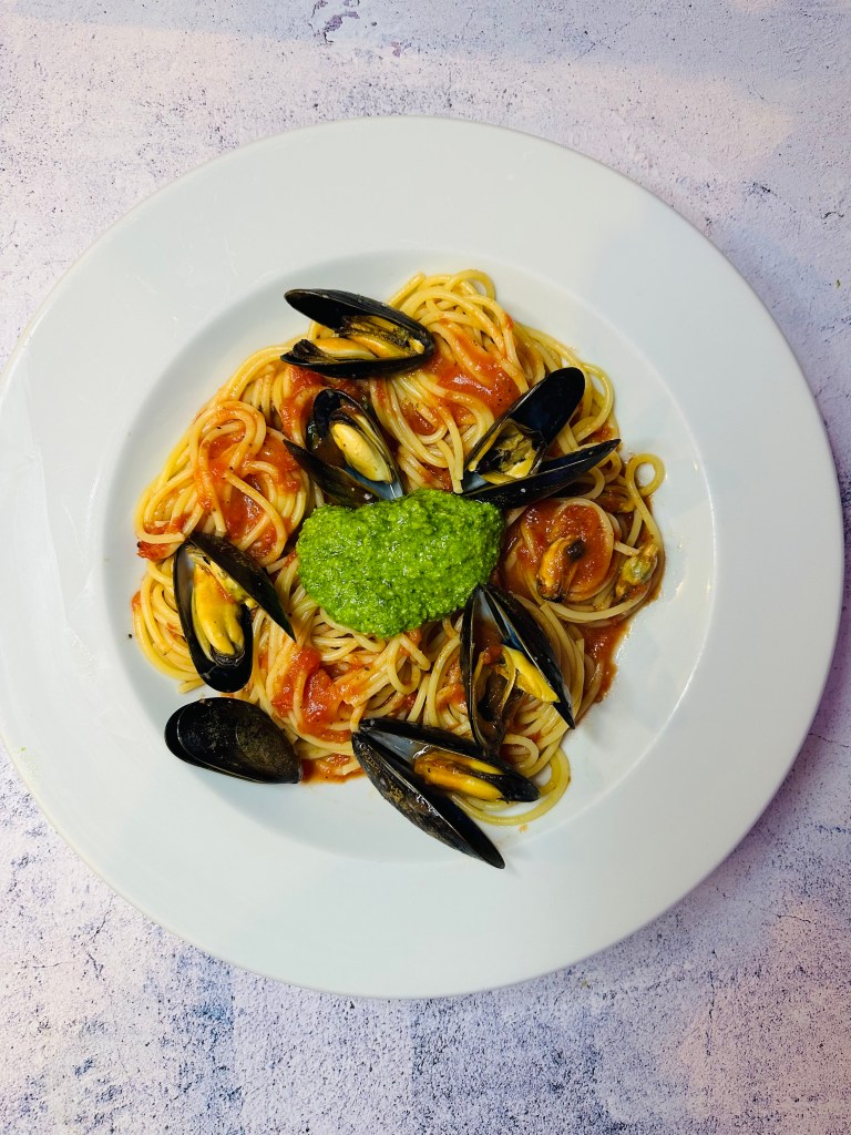 Spaghetti with Mussels, Tomato Sauce & Pesto - Best Recipes UK